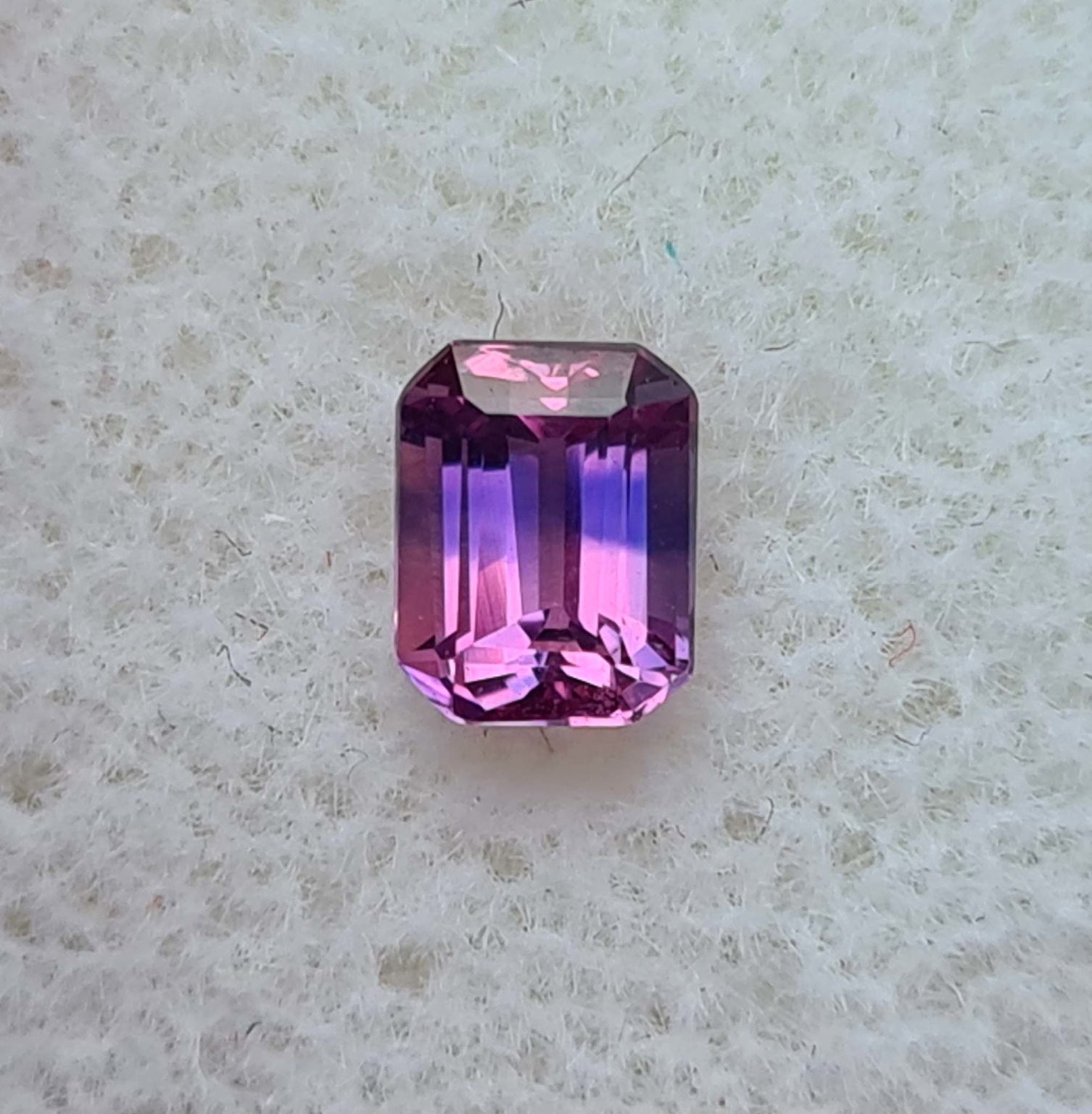 Saphir Rose Polychrome de Winza 0.77 ct – Gemmes-Naturelles